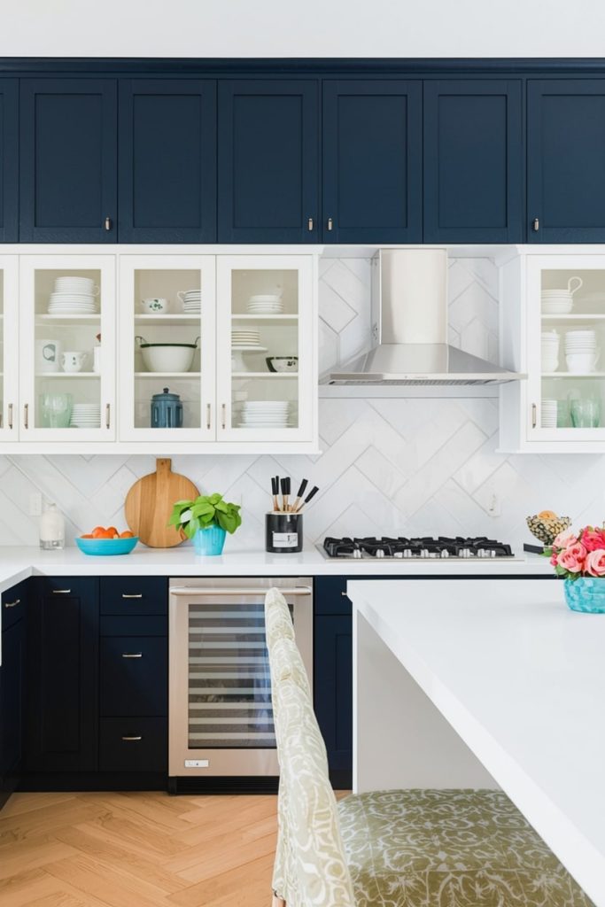 7 Best Kitchen Cabinet Colors with White Countertops (Design Ideas)